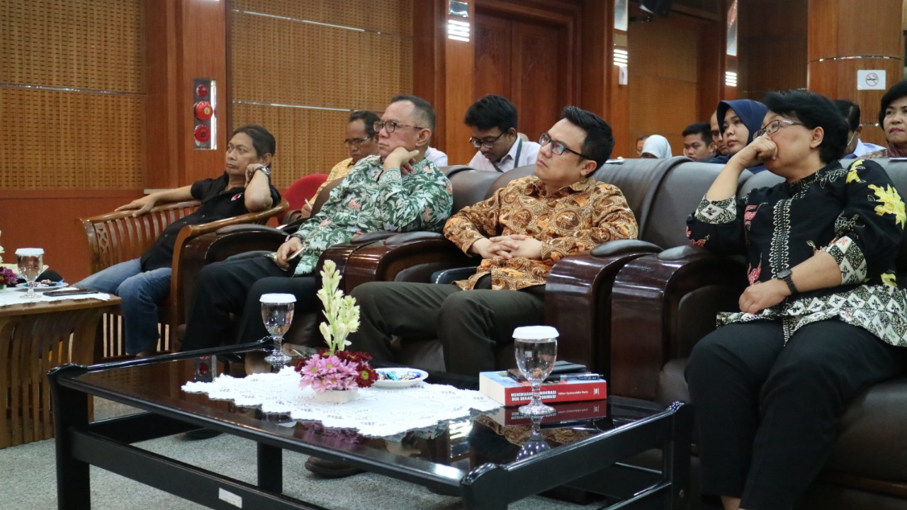 Alfitra Salamm Hadiri Peluncuran Buku “Menimbang Demokrasi Dua Dekade ...