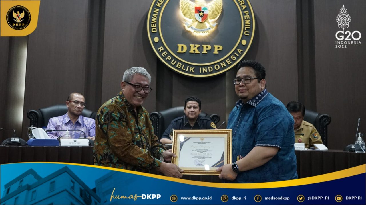 Jelang HUT ke-10, DKPP Berikan Penghargaan Kepada Sejumlah Pihak – DKPP ...